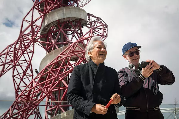 Anish Kapoor en Carsten Höller posearje foar fotografen foar de Londenske ArcelorMittal Orbit-toer op april 26. Foto: Rob Stothard / Getty Images.