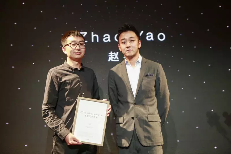 Si Lu Xun, founder sa Sifang Art Museum sa Nanjing mipresentar sa Millennial Artists award ngadto sa batan-ong artist nga si Zhao Yao. Hulagway: Sa maayong kabubut-on sa artnet.