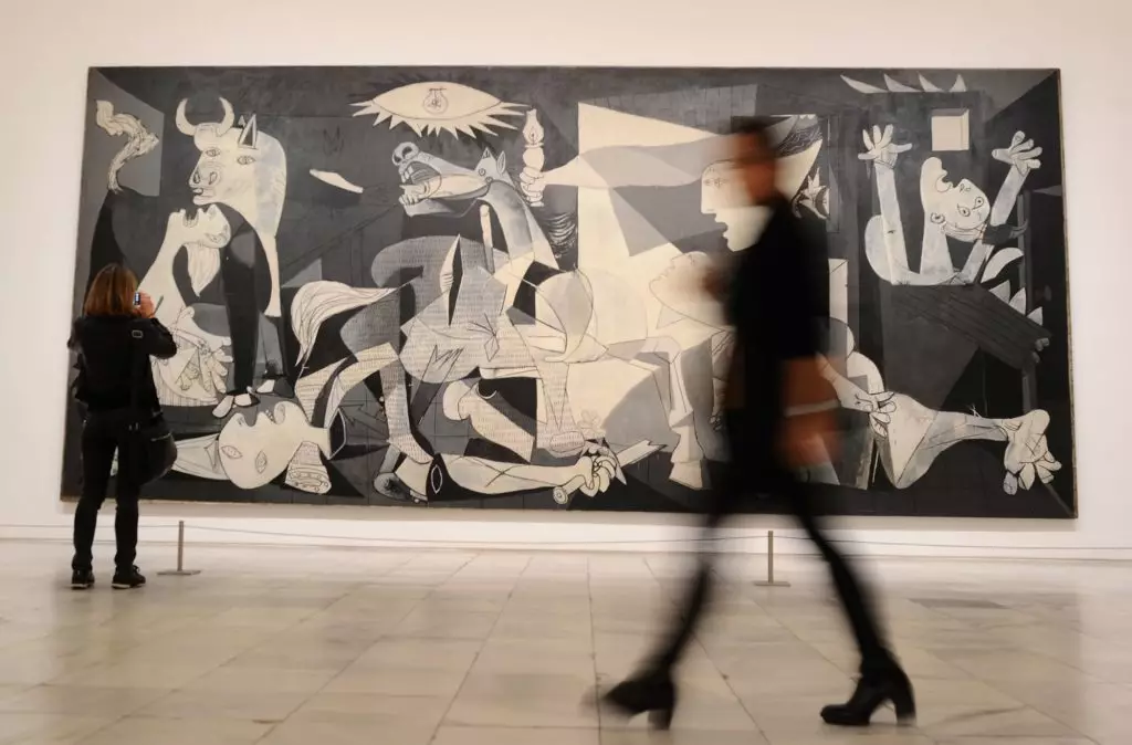 ภาพถ่ายโดย Guernica ใน Museo Reina Sofia, Madrid เดนิสดอยล์ เก็ตตี้อิมเมจ