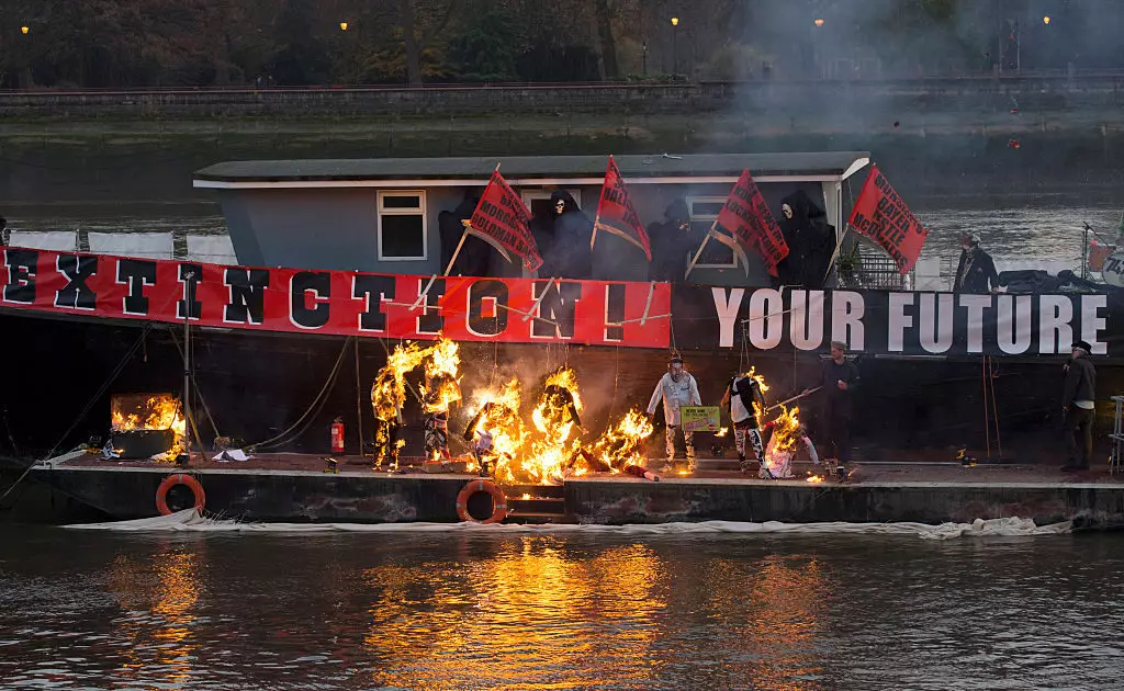 La collection de souvenirs punk de Joe Corré en feu sur un bateau à Londres. Photo de John Phillips, avec l'aimable autorisation de Getty Images.