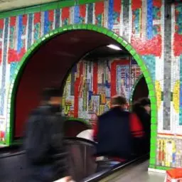 Eduardo Paolozsining Tottenham Court Road metro stantsiyasida mozaik bezaklari (1984). Surat Sunil060902, Wikimedia Commons ruxsati bilan.