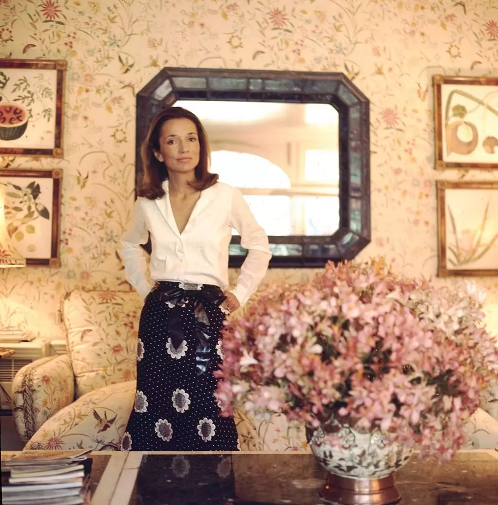 Portrett af Lee Radziwill prinsessu fyrir framan spegil í Turville Grange nálægt Buckinghamshire á Englandi. Mynd: Horst P. Horst/Condé Nast í gegnum Getty Images.