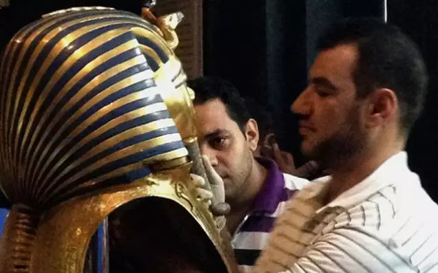 Vashandi vekudzorera vanoonekwa vakanamira ndebvu dzaMambo Tut kuEgyptian Museum muCairo musi waNyamavhuvhu 12, 2014. Mufananidzo: Jacqueline Rodriguez, neruremekedzo rweAP.