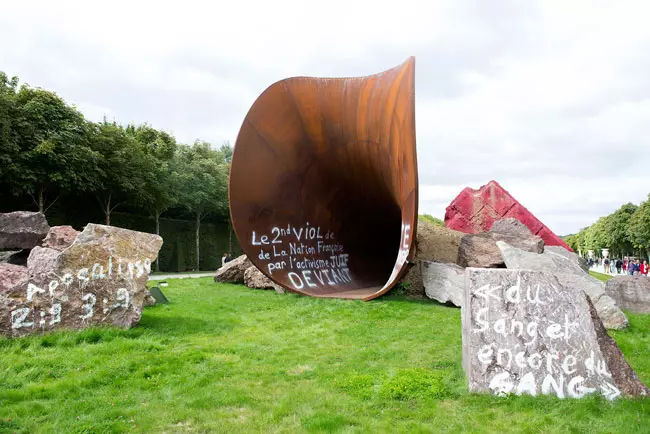 Anish Kapoor-un Çirkli Künc vandalizmə məruz qaldıqdan sonra. Anish Kapoorun izni ilə.