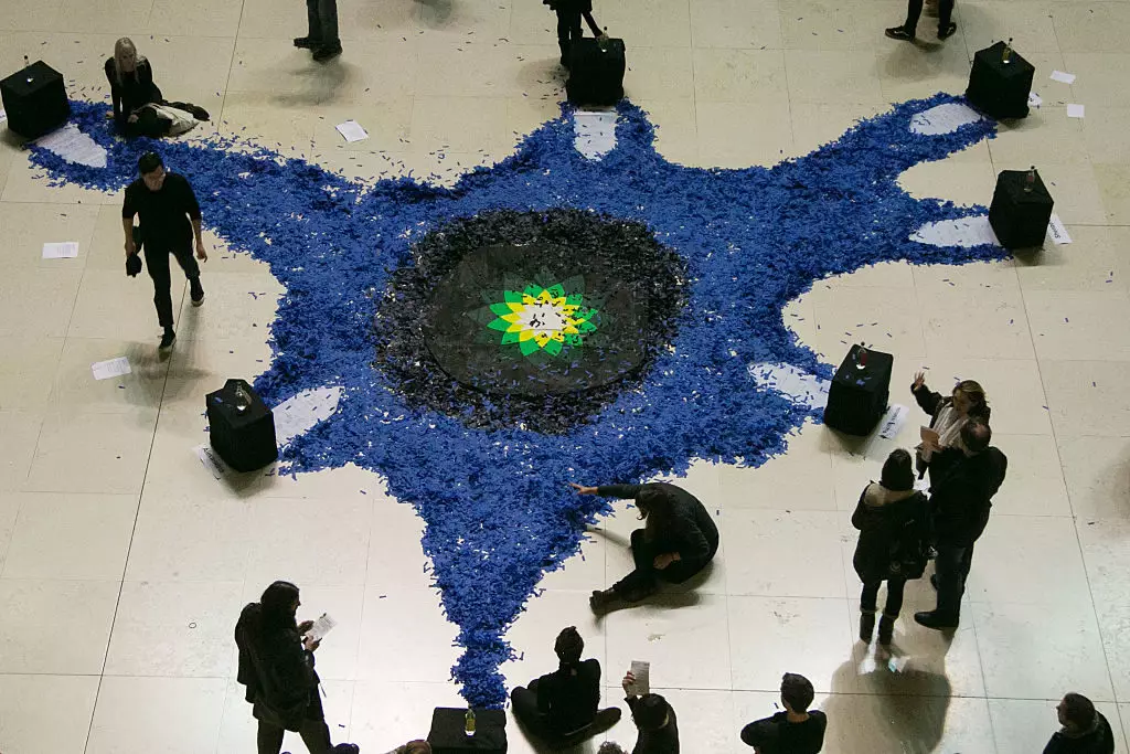 El grupo activista de artistas Bp-or-not-Bp realizó una actuación ceremonial en el Museo Británico en 2016. Fotografía de Kristian Buus/In Pictures a través de Getty Images.