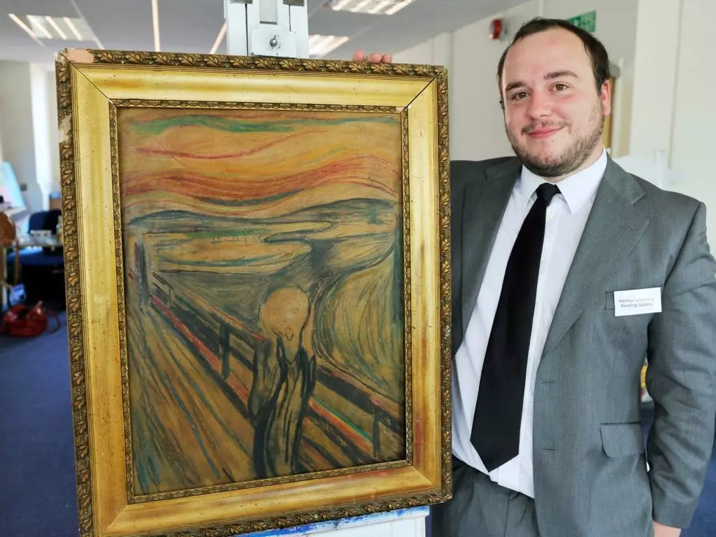 Mark Lawrence ururinta fanka aan qiimaha lahayn waxaa ka mid ah waxa uu ku andacoonayo in uu yahay koobi aan la arki karin oo ah Edvard Munch's The Scream. Lahaanshaha sawirka Golaha Degmada Akhriska.