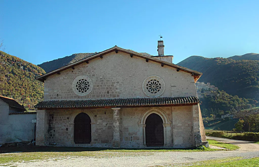 Kereke ea San Salvatore e Campi di Norcia. Ka tlhompho ea Norcia.