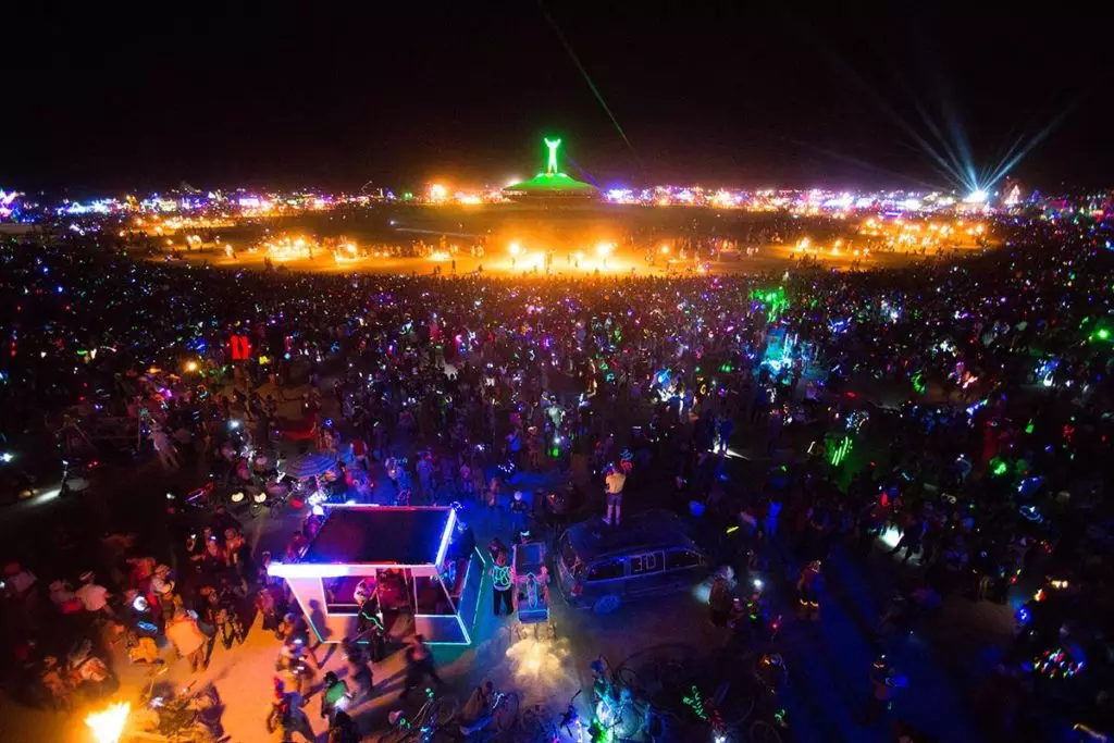 rannpháirtithe Burning Man, 2013. Grianghraf le Neil Girling.