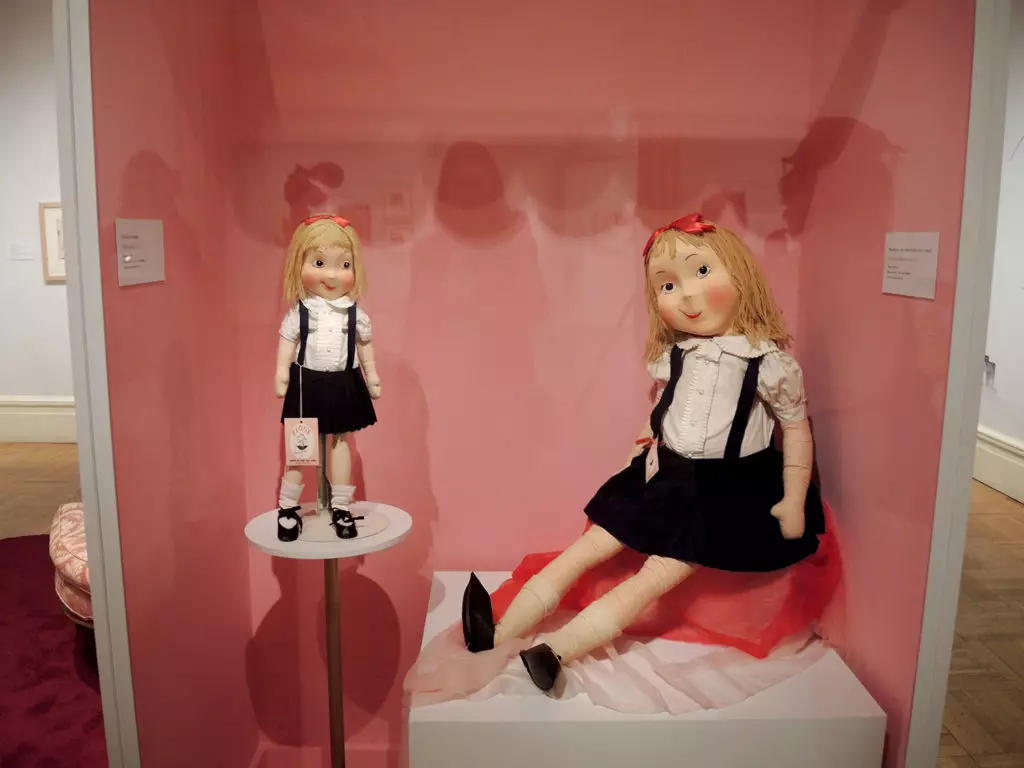 La poupée Eloise originale de Hol-le Toys, et l'un des quatre prototypes d'une version grandeur nature non produite à voir dans