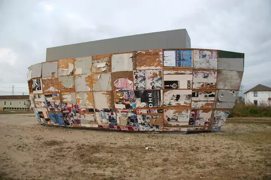 Mark Bradford Mithra (2008) Plywood, fraktcontainrar, stål. Foto: Med tillstånd av Hauser & Wirth