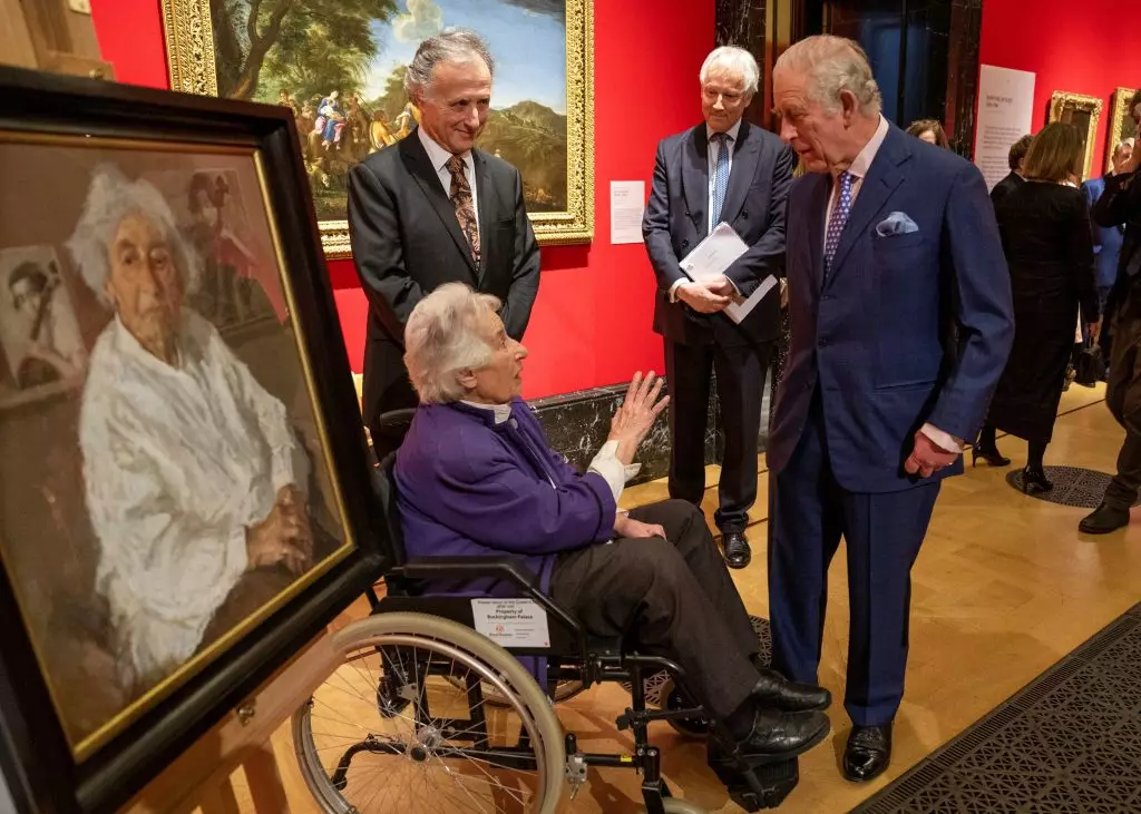 O príncipe Carlos de Gran Bretaña, Príncipe de Gales (R) conversa coa sobrevivente do Holocausto Anita Laskar-Wallfisch, (C) mentres se senta xunto a un retrato dela, pintado polo artista Peter Kuhfeld e encargado polo Príncipe de Gales para render homenaxe aos sobreviventes do Holocausto. , durante unha exposición titulada "Sete Retratos: Sobrevivindo ao Holocausto" na Queen's Gallery no Palacio de Buckingham, Londres, o 24 de xaneiro de 2022. - A exposición especial Seven Portraits: Surviving the Holocaust na Queen's Gallery, o Palacio de Buckingham foi encargada por SAR. O Príncipe de Gales renderá homenaxe ás historias de sete sobreviventes do Holocausto, cada un dos cales foi homenaxeado nos últimos anos polos seus servizos de concienciación e educación sobre o Holocausto. - LIMITADO AO USO EDITORIAL - MENCIÓN OBRIGATORIA DO ARTISTA NA PUBLICACIÓN - PARA ILUSTRAR O EVENTO TAL COMO SE ESPECIFICA NO PÍTULO (Foto de ARTHUR EDWARDS / POOL / AFP) / LIMITADO AO USO EDITORIAL - MENCIÓN OBRIGATORIA DO ARTISTA PARA A ILUSTRACIÓN A - EVENTO TAL COMO SE ESPECIFICA NO PETICIÓN / LIMITADO AO USO EDITORIAL - MENCIÓN OBLIGATORIA DO ARTISTA TRAS A PUBLICACIÓN - PARA ILUSTRAR O EVENTO COMO SE ESPECIFICA NO PETICIÓN (Foto de ARTHUR EDWARDS/POOL/AFP a través de Getty Images)