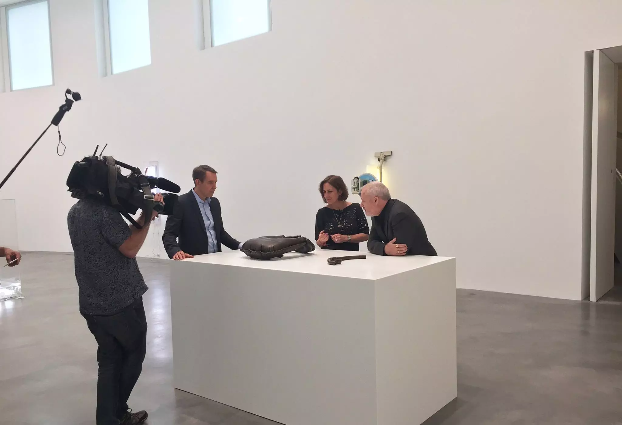 Jeff Koons och Damien Hirst filmar med BBC. Foto: Newport Street Gallery via Facebook