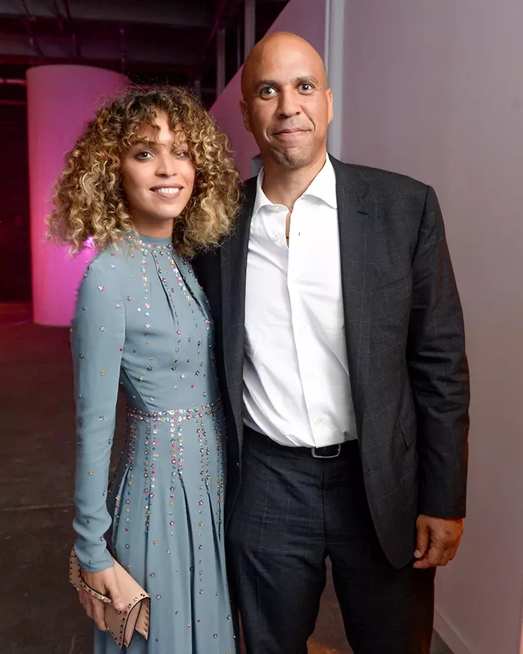 Cleo Wade en Cory Booker by Refinery29 se 29Rooms in die