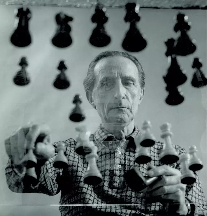 Arnold Rosenberg, Marcel Duchamp playing chess on a sheet of Glass (1958).