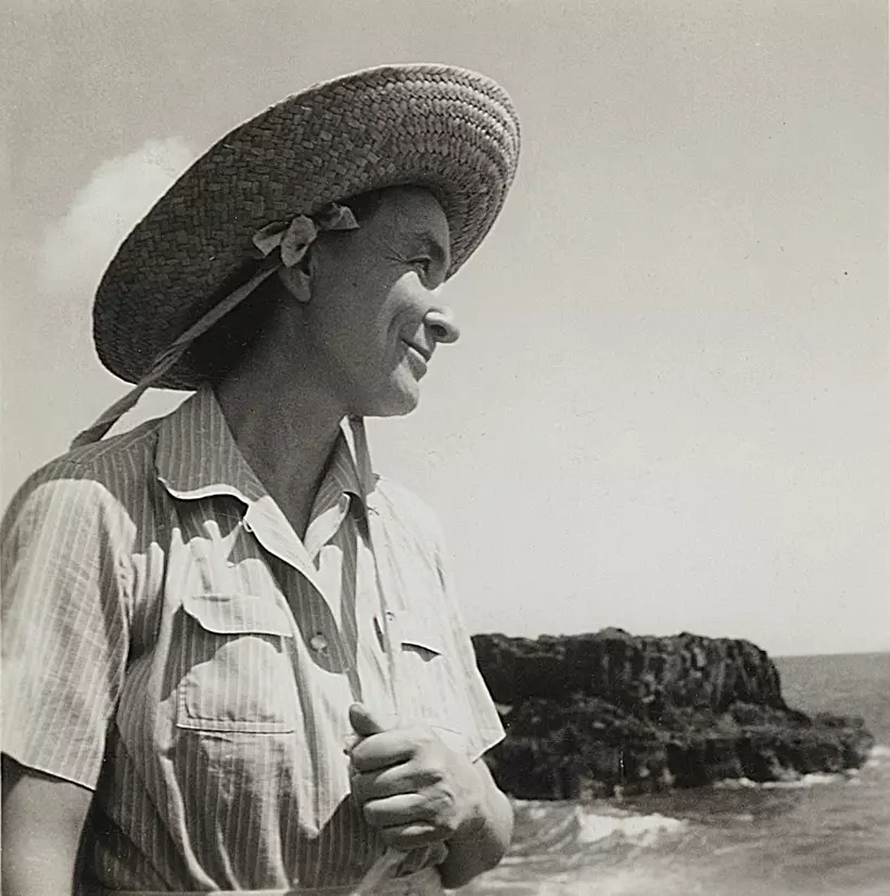 Harold Stein, Georgia O'Keeffe na pláži Leho‘ula neďaleko Aleamai, Hāna, Maui (1939). Foto s láskavým dovolením archívu Alfreda Stieglitza/Georgia O'Keeffe, zbierka americkej literatúry z Yale Knižnica vzácnych kníh a rukopisov Beinecke © Estate of Harold Stein.