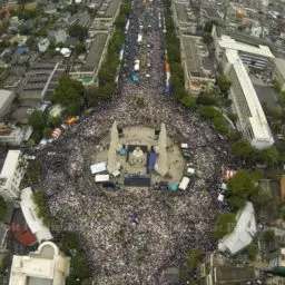 Sithikorn Wongwudthianun, Drohnenfotografie von Menschenmassen, die sich während eines politischen Protests 2013 in Bangkok versammelten. Foto: Sithikorn Wongwudthianun, mit freundlicher Genehmigung der Bangkok Post.