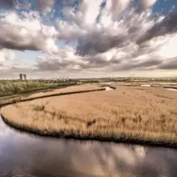 Rus Turner, fotografía tomada por un dron de las nubes sobre el río Test en Nursling, Hampshire, Reino Unido. Foto: Rus Turner.