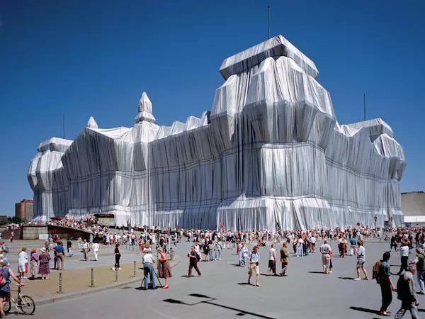 Christo y Jeanne-Claude envueltos en el Reichstag, Berlín (1971-1995) Foto: Wolfgang Volz vía christojeanneclaude.net