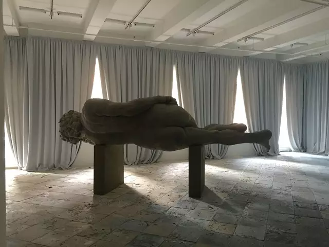 Toma de instalación en la exposición de Adrián Villar Rojas