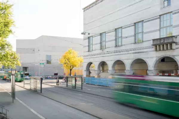 IKunstmuseum Basel esanda kulungiswa (ekunene) kunye nesakhiwo esitsha esimeleneyo (ekhohlo). Ifoto: Julian Salinas, ngoncedo lweKunstmuseum Basel