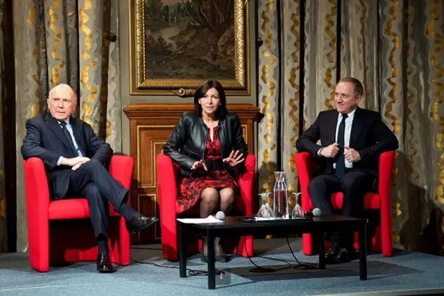 François Pinault, Pariza Urbestro Anne Hidalgo, kaj François-Henri Pinault ĉe la gazetara konferenco de merkredo. Foto ĝentileco de la Urbo de Parizo.