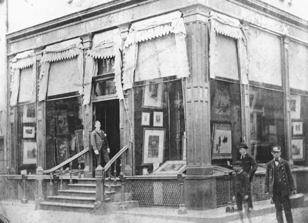 Charles L. Knoedler (1863-1944), de jongste zoon van Michael Knoedler, op de vierde locatie van de galerie, een gehuurde brownstone op 170 Fifth Avenue en 22nd Street in New York City. Foto: met dank aan Getty Research Institute, Los Angeles