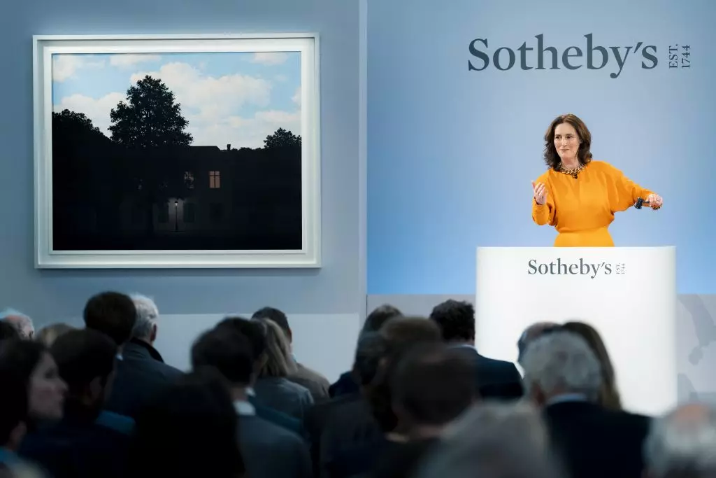 Η Helena Newman των Sotheby's με τον René Magritte, L'Empire des Lumières (1961). Ευγενική προσφορά του οίκου Sotheby's