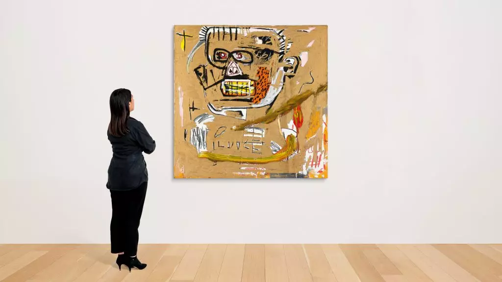 Starfsmaður Christie's með Il Duce eftir Jean-Michel Basquiat (1982). Með leyfi Christie's Images, Ltd.