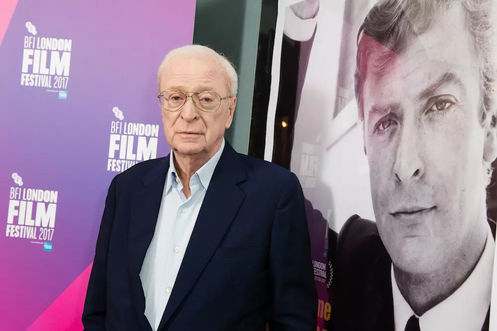 LONDONO, ANGLUJO - 08-OKTOBRO: Michael Caine ĉeestas projekcion de