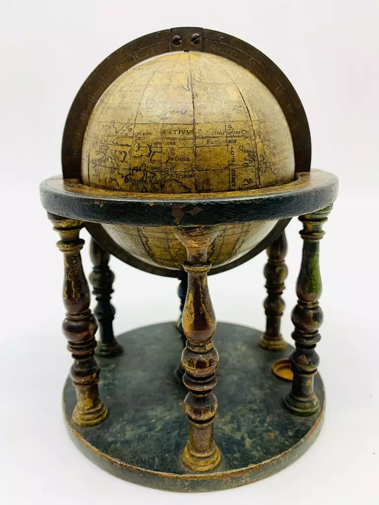 In antike globe dy't ferkocht foar $ 154,000 by Hansons Auctioneers. Mei tank oan it feilinghûs.