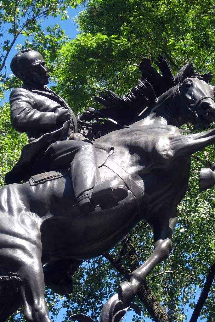 Dealbh Anna Hyatt Huntington den laoch Cúbach José Martí in aice le Central Park. Le caoinchead Wally Gobetz via Flickr.