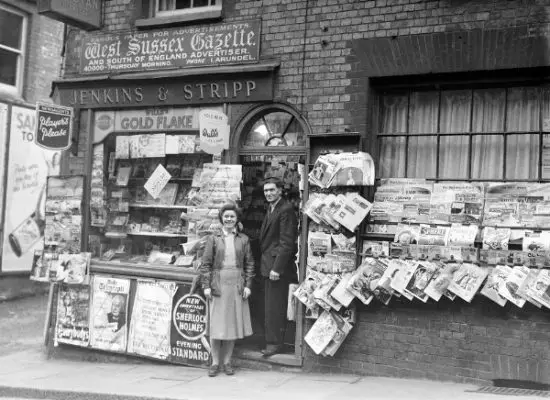 ۋوگزال كوچىسىدىكى خەۋەرلەر (1953) Brighton Photo Biennial تەمىنلىگەن