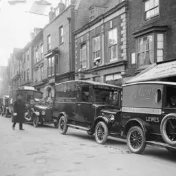 Perarakan kenderaan perdagangan di Lewes High Street c.1922Foto ihsan Brighton Photo Biennial