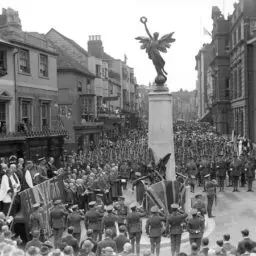 Membongkar Memorial Perang Lewes (1922)Foto ihsan Brighton Photo Biennial