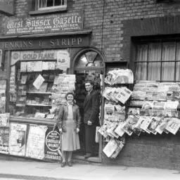 ۋوگزال كوچىسىدىكى خەۋەرلەر (1953) Brighton Photo Biennial تەمىنلىگەن