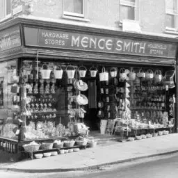 Penjual besi di High Street (1927)Foto ihsan Brighton Photo Biennial