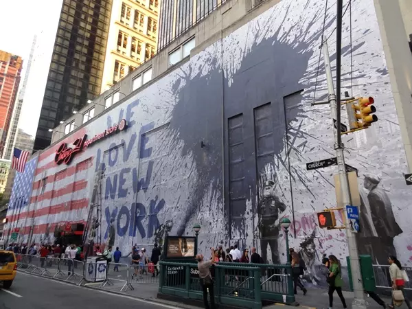 Mr. Brainwash's 9/11 mural i le isi itu auala mai le WTC site i Century 21. Ata: Benjamin Sutton.