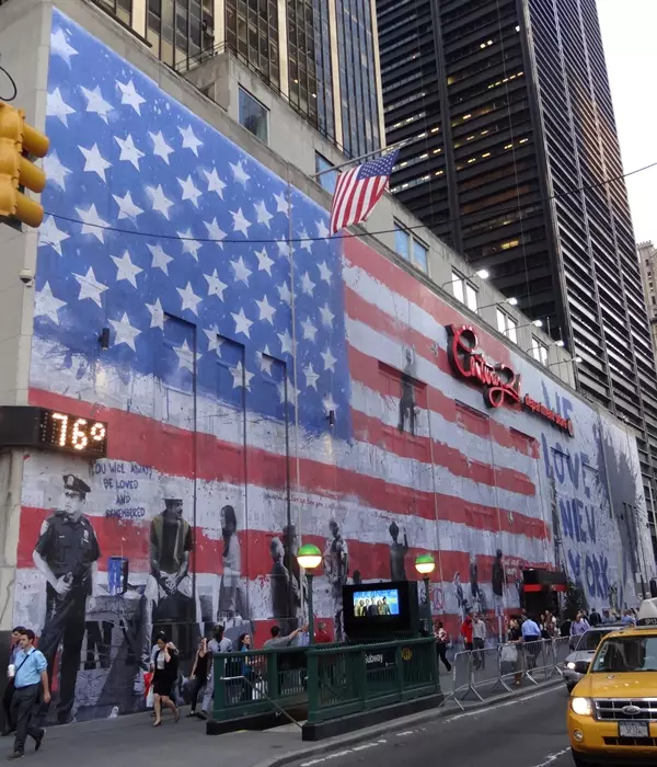 Mr. Brainwash's 9/11 mural i le isi itu auala mai le WTC site i Century 21. Ata: Benjamin Sutton.