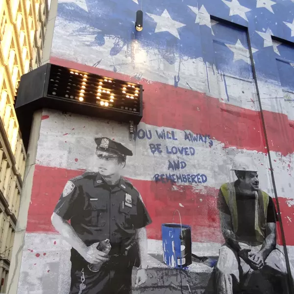 Fa'amatalaga mai le Mr. Brainwash's 9/11 mural i le isi itu auala mai le WTC site i Century 21. Ata: Benjamin Sutton.