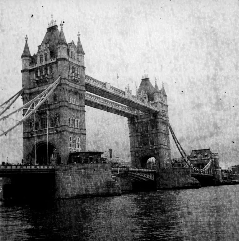 Ziad Antar, Tower Bridge (2012) Pẹlu iteriba olorin ati Selma Feriani