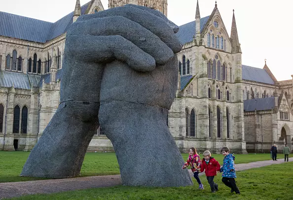 Sophie Ryder, The Kiss, na Catedral de Salisbury.Foto: Matt Cardy/Getty Images.