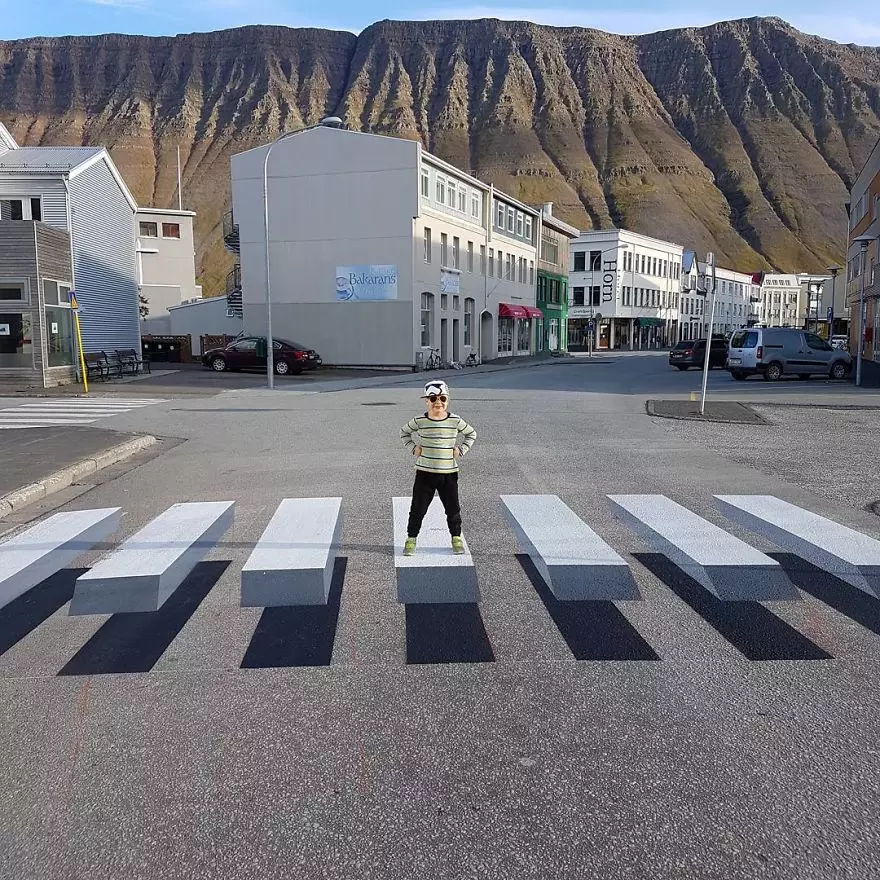 3-D prechod pre chodcov na Islande, ktorý namaľoval Vegmálun GÍH. S láskavým dovolením Lindy Björk Pétursdóttir.