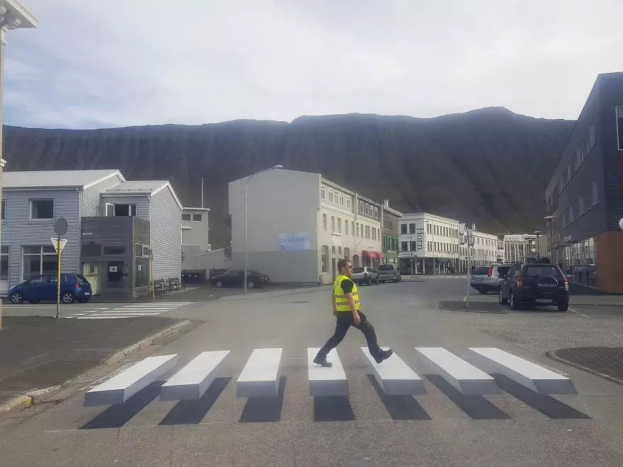 3-D prechod pre chodcov na Islande, ktorý namaľoval Vegmálun GÍH. S láskavým dovolením Vegmálun GÍH.