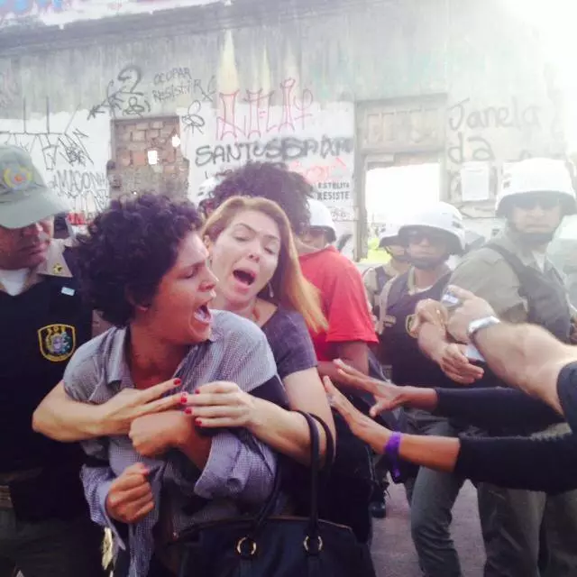 La police attaque des militants #OcupeEstelita à Recife, au Brésil. Photo : Leo Falcão, via Facebook.