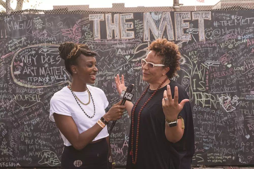 Miral piblik Met la mande 'Poukisa atizay enpòtan?' pandan festival mizik AFROPUNK nan Brooklyn. Foto Filip Wolak,