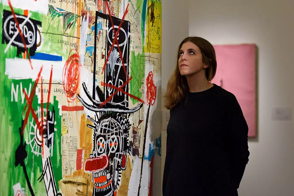 Asistent galerie si prohlíží Despues De Un Puno od Jeana Michaela Basquiata, který by měl vynést 6 až 8 milionů GBP v Sotheby's 28. ledna 2016 v Londýně v Anglii. Foto: Ben Pruchnie/Getty Images.