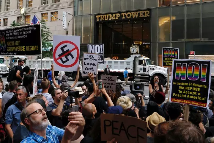 Letšoao la Mitchell le hlaha kantle ho Trump Tower, New York.