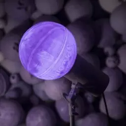 Daniel Arsham, chi tiết của Amethyst Sports Ball Cavern (2016), lắp đặt tại Galerie Perrotin. Ảnh của Guillaume Ziccarelli. Được phép của Galerie Perrotin.