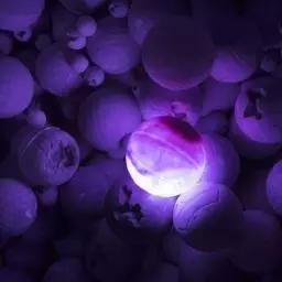 Daniel Arsham. imininingwane ye. Ukufakwa kwe-Amethyst Sports Ball Cavern (2016) eGalerie Perrotin. Isithombe ngu-Guillaume Ziccarelli. Ngokuhlonishwa kukaGalerie Perrotin.