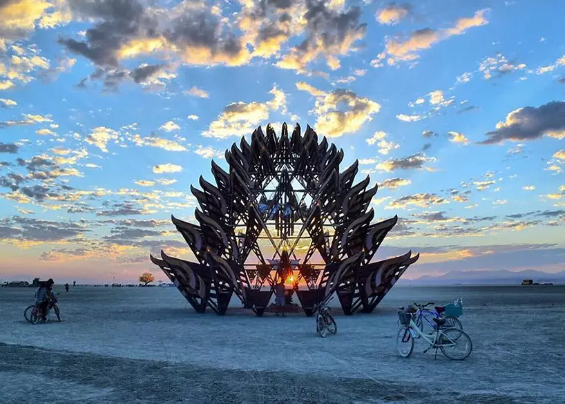 مجسمه ای در Burning Man 2017. با اجازه leahwanders از طریق اینستاگرام.